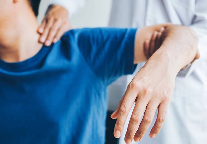 How to Perform a Shoulder Examination: Tips for Healthcare ...